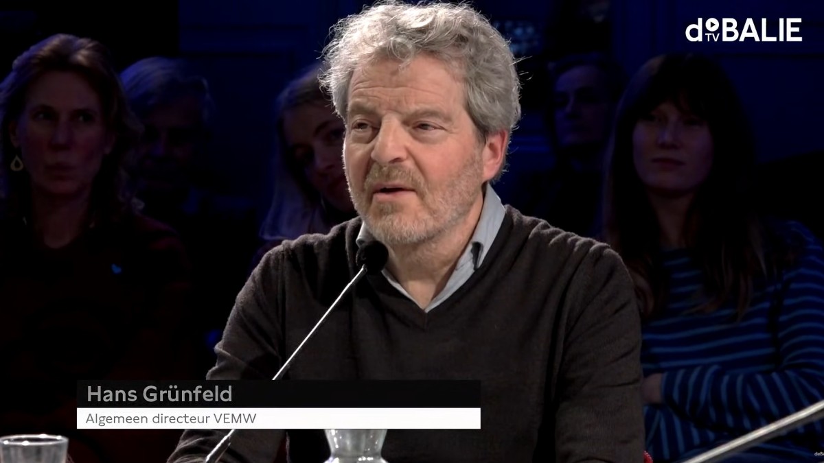 Hans Grünfeld te gast bij 'Onder hoogspanning' in de Balie in Amsterdam ...